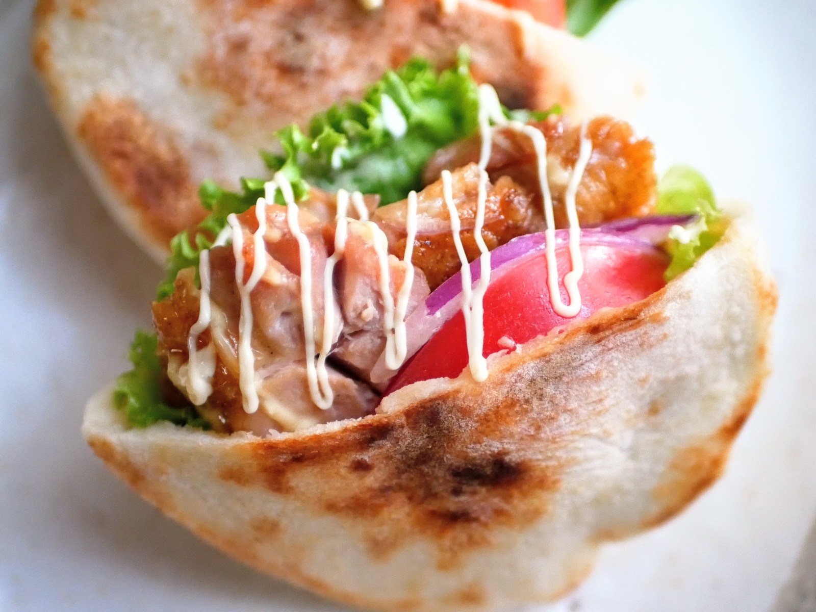 長時間の発酵なし！フライパンで焼いてぷっくり膨らむ！くまくんの「照り焼きチキンのピタパンサンド」レシピ