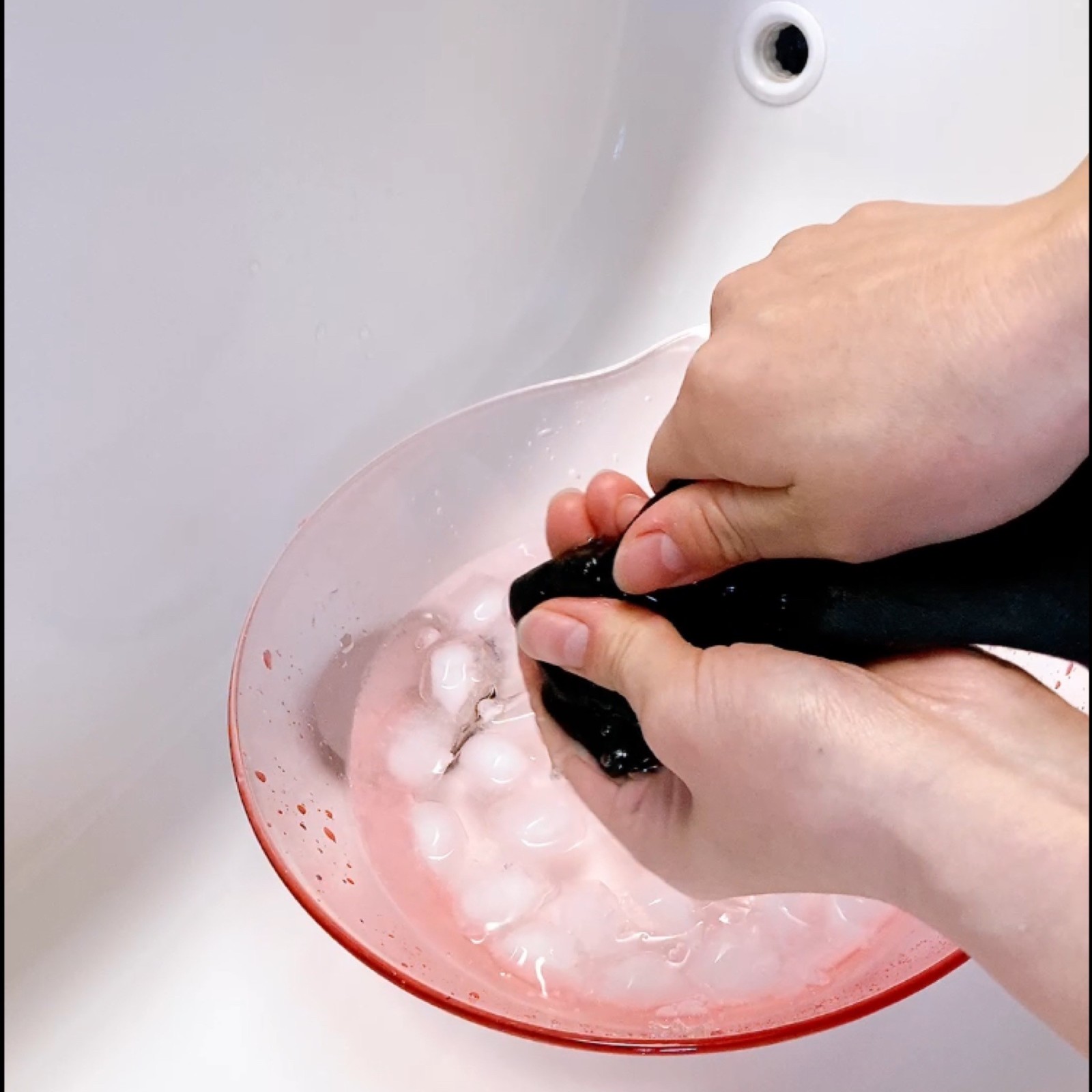 ヨレヨレになった「Tシャツの首元」を家にあるもので簡単に直す驚きの方法とは