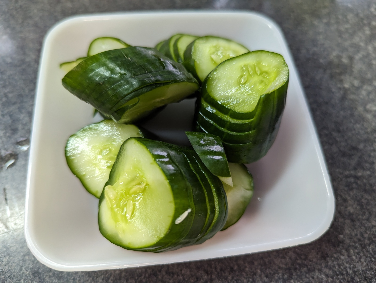 いつもの「漬け物」に戻れない！ 野菜に漬けるとマイルドな味わいになる“意外な飲み物”とは