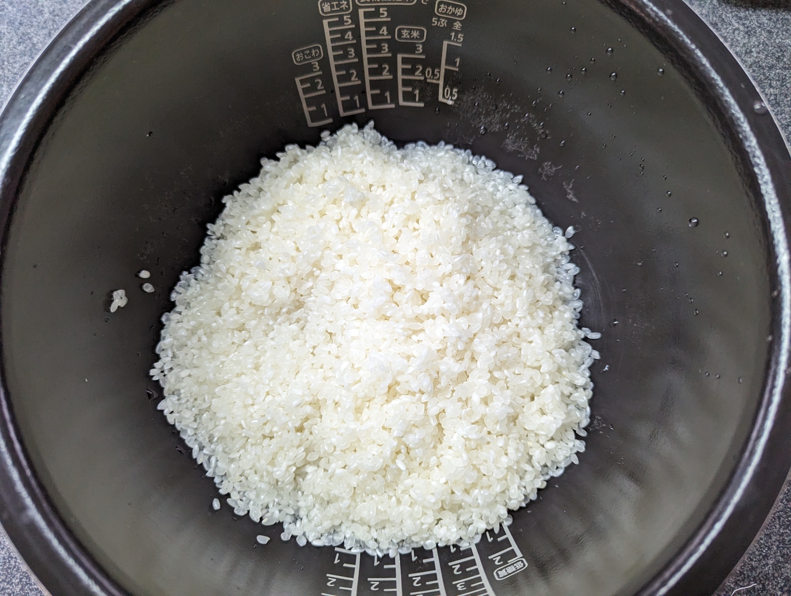 「炊飯器」に“チーズ”と“ベーコン”を入れるだけで完成！絶品炊き込みご飯【ほったらかし飯】