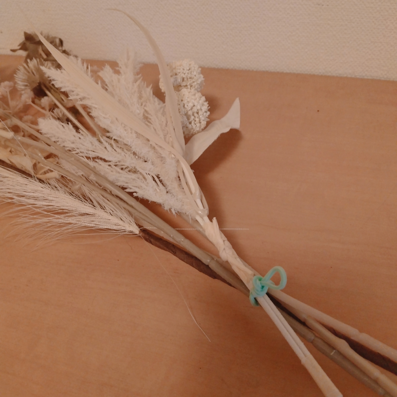 たまっている「紙袋」使わないと損！お部屋のインテリアを格上げする“驚きの使い方”