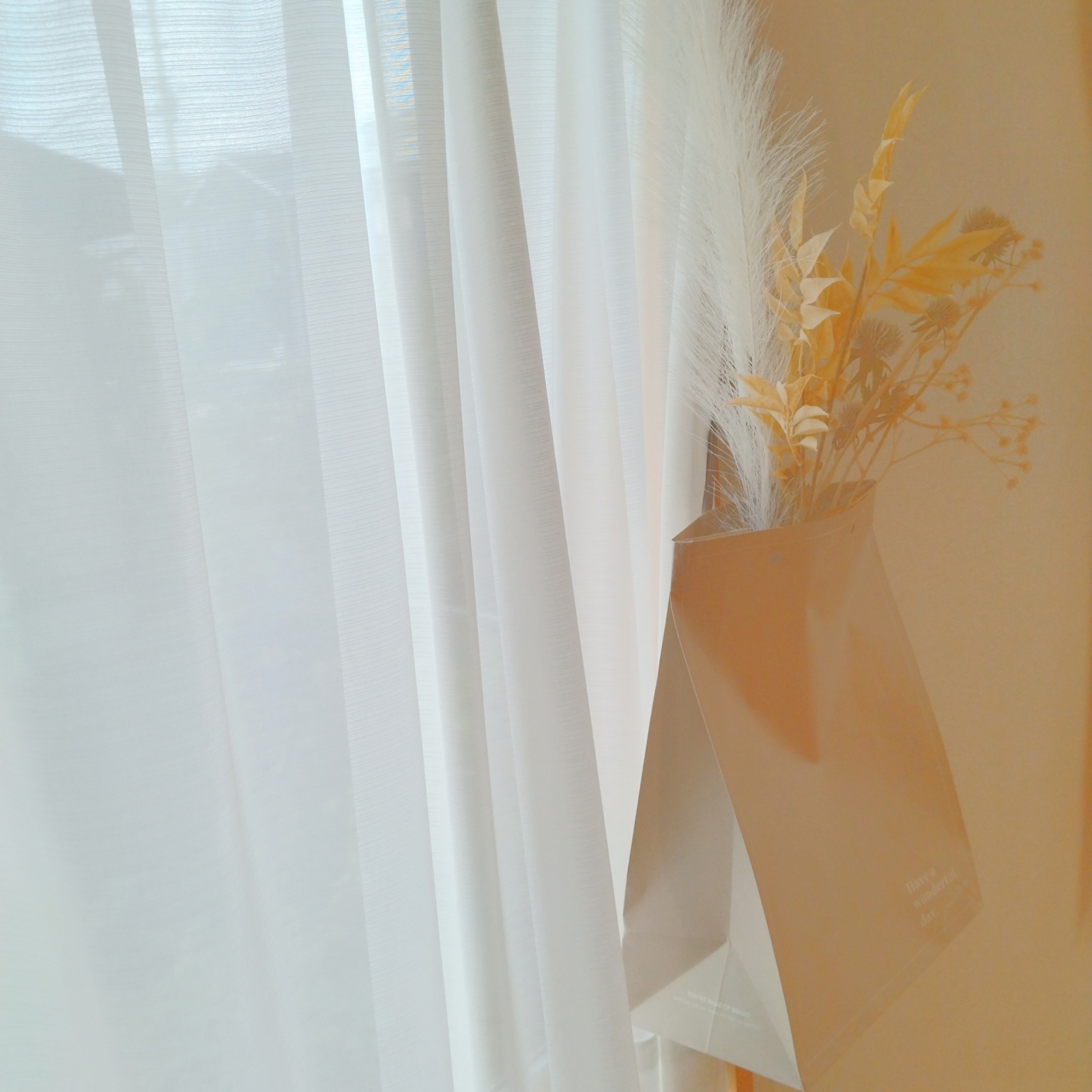 たまっている「紙袋」使わないと損！お部屋のインテリアを格上げする“驚きの使い方”