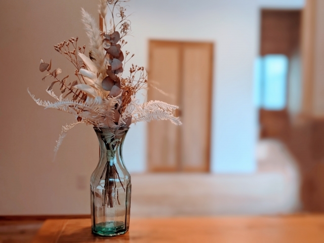 たまっている「紙袋」使わないと損！お部屋のインテリアを格上げする“驚きの使い方”