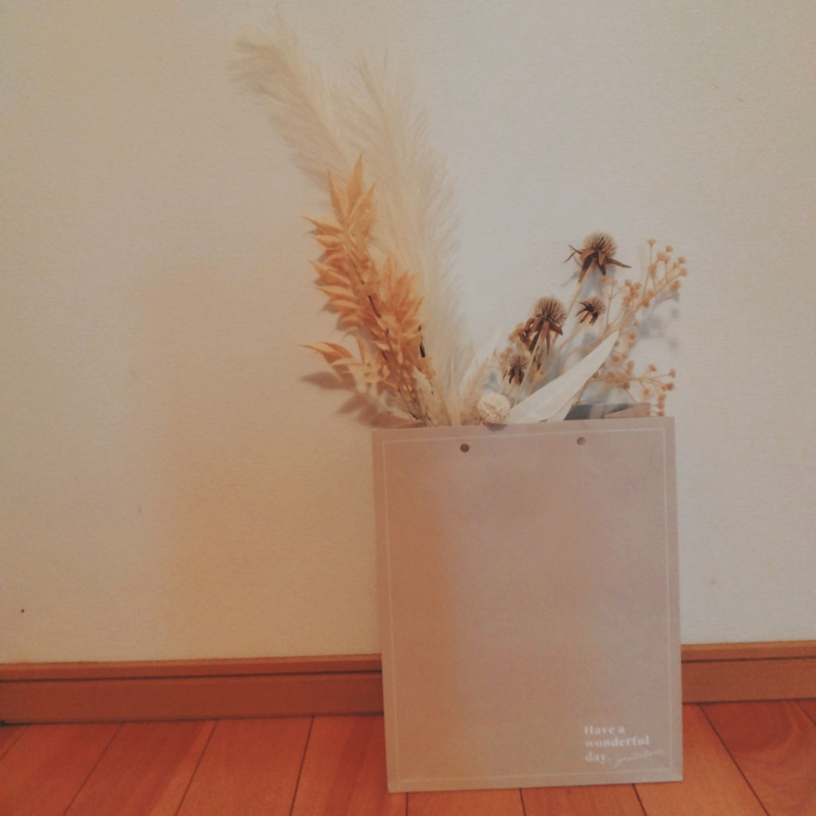 たまっている「紙袋」使わないと損！お部屋のインテリアを格上げする“驚きの使い方”