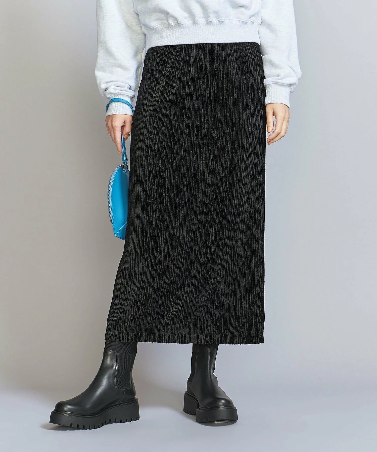 1枚着るだけで垢抜ける。40代向け冬の黒スカート4選【着るだけでおしゃれ上級者】