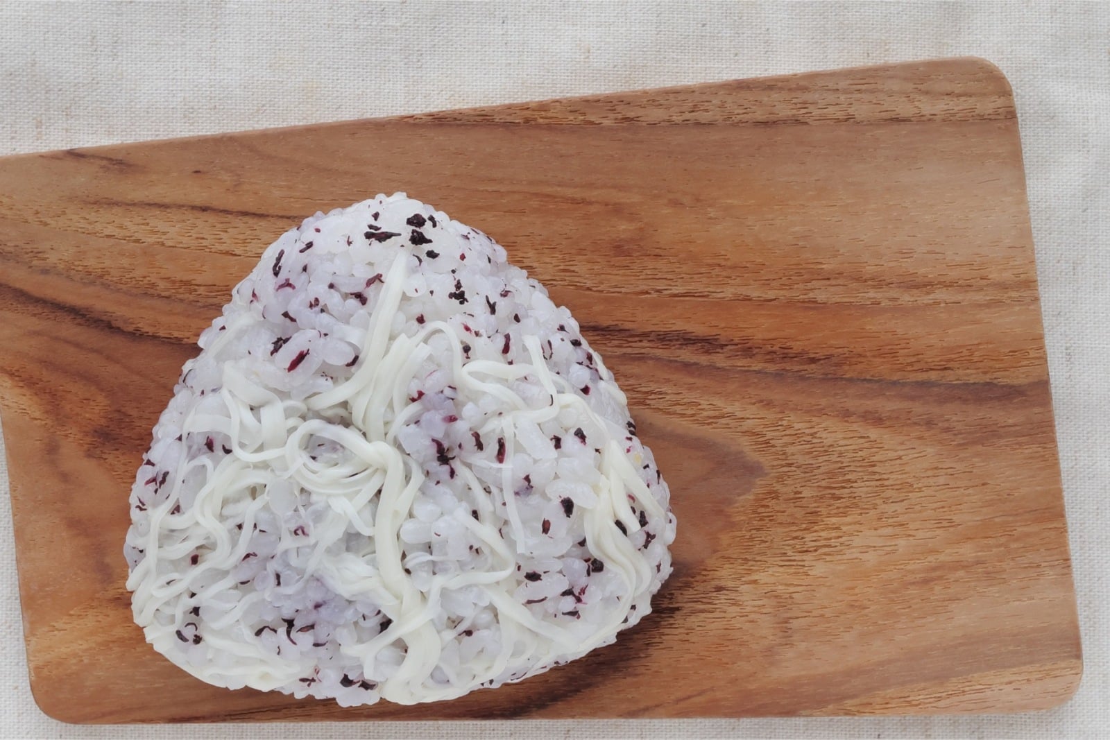 「ゆかりおにぎり」に入れると満足度がアップ！意外な組み合わせでおいしい“たんぱく質が豊富な食材”とは