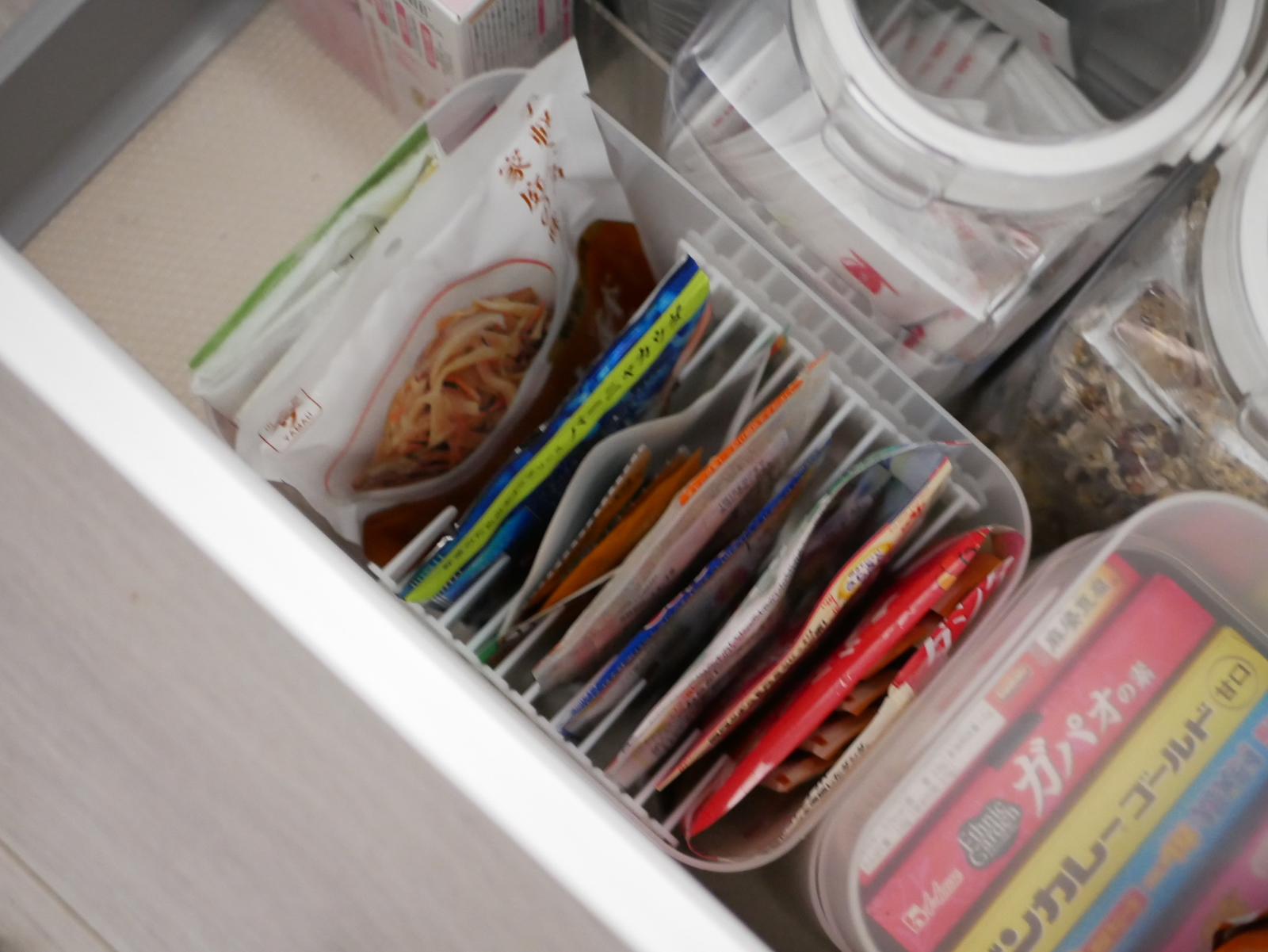 いつも使う「ふりかけ」の実用的で賢い収納アイデア！100均収納でストレス解消「時短も叶う」