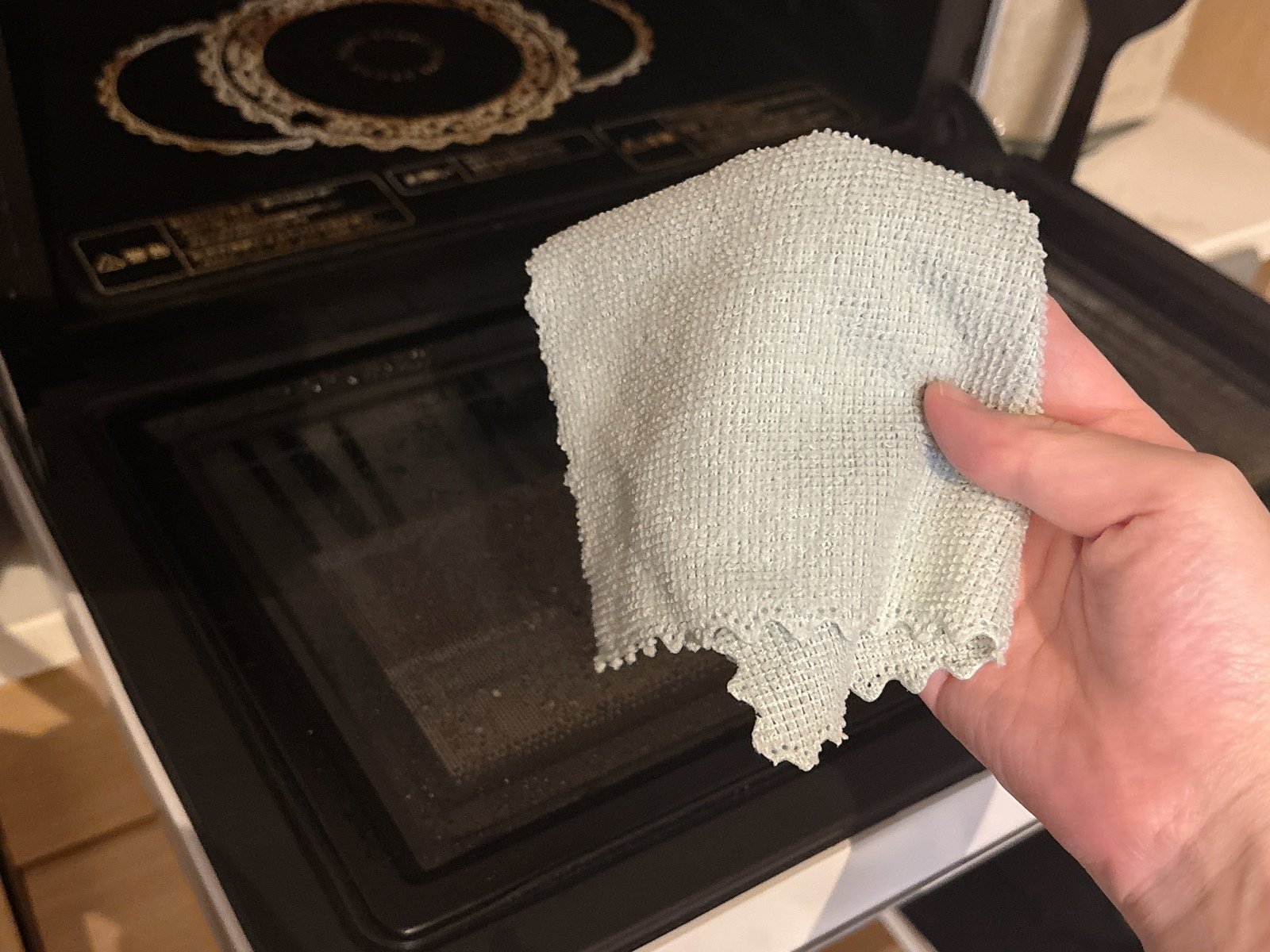 「電子レンジ」の汚れが“ごっそり・スルっと落ちる”時短掃除術「タイミングが大事」「洗剤不要」 | TRILL【トリル】