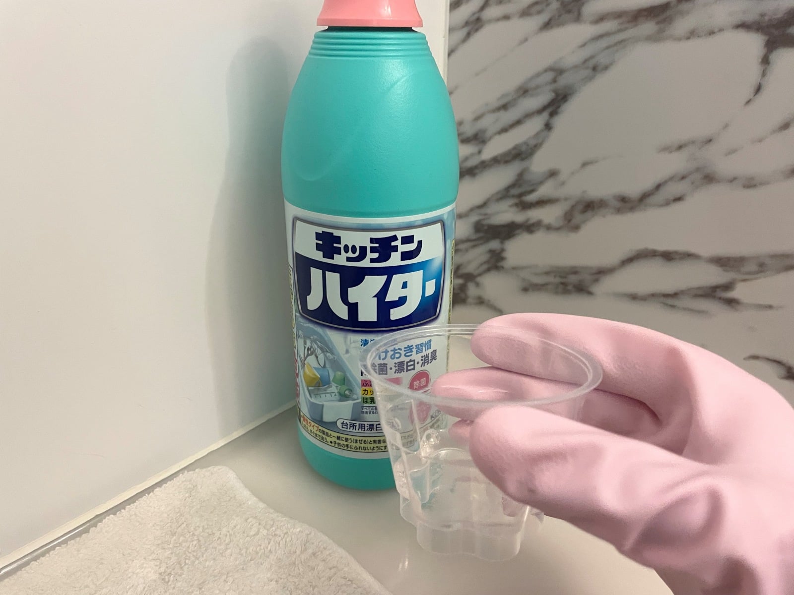 もう諦めない！浴室の“超頑固な黒カビ”が薄くなるプロの掃除テク「落ちた」「気持ちよく入浴できる」