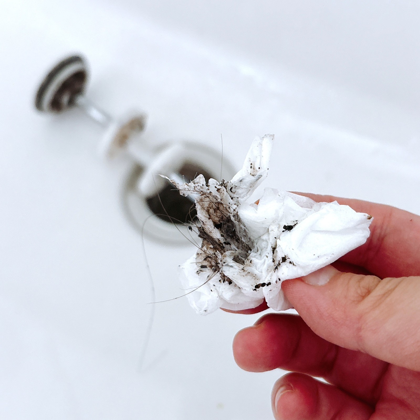「臭う排水口」は中性洗剤では落ちない。髪の毛やヌメリをスルスル落とす掃除法
