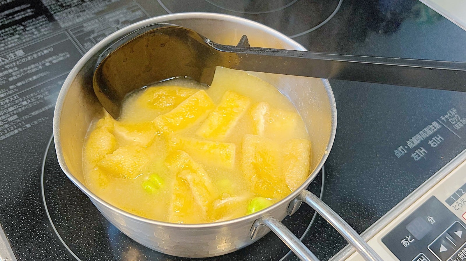 【15分で栄養底上げ】旬のそら豆と焼き油揚げで作る、朝のタイパ満点みそ汁｜発酵食品マイスターが実践