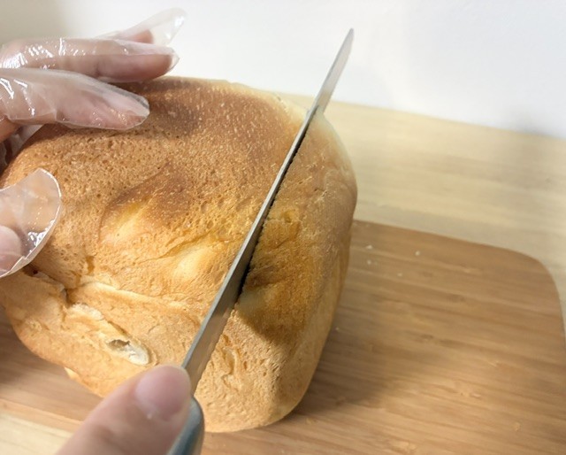 つぶさずに切れた！「焼き立てのパン」を均等に上手にスライスする“簡単ワザ”